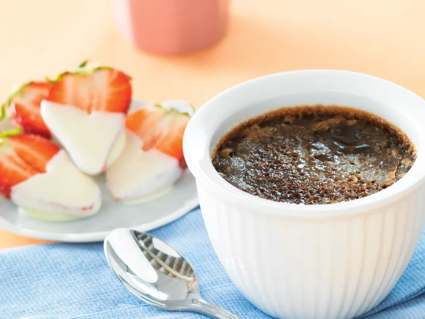 Chocolate pots with choc-dipped strawberries