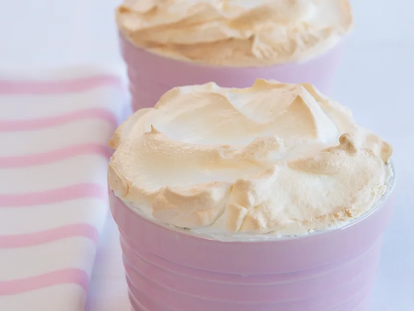Creamed rice pudding with apples and meringue