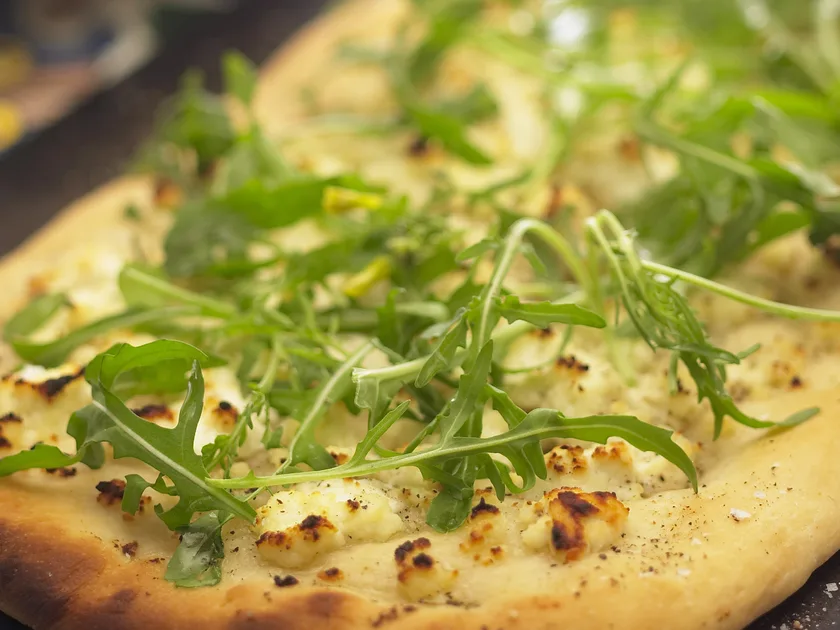 Ricotta, goat's cheese and rocket pizza