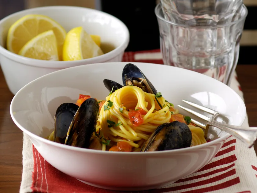 Spaghetti with mussels in white wine and saffron recipe