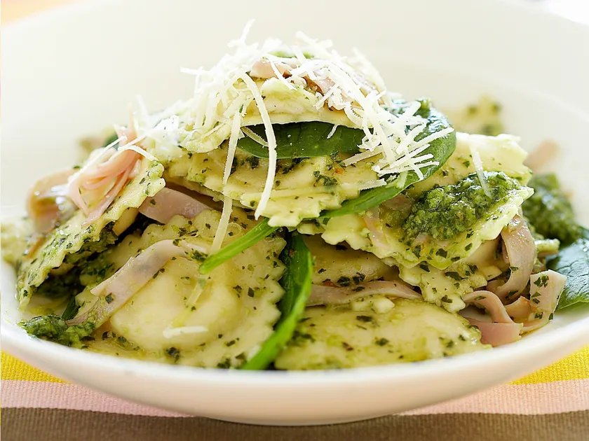 Ravioli with pesto, spinach and ham