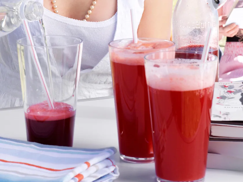 Sparkling raspberry and vanilla juice