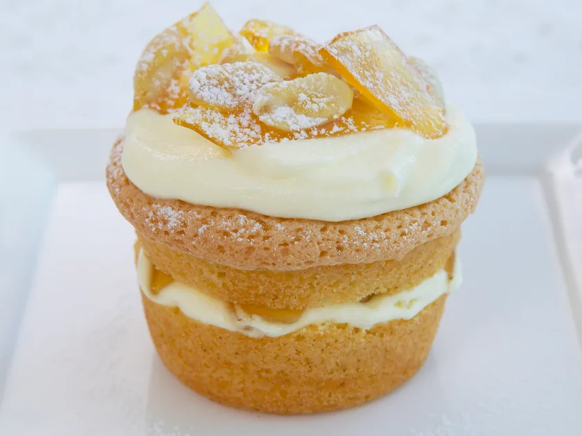 Mini sponge cakes with cream and praline
