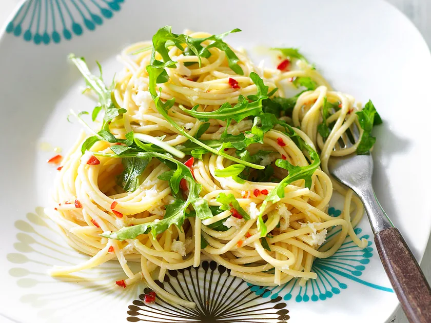 Spaghetti with crab, rocket and chilli