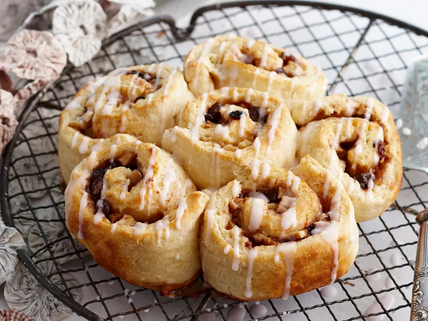 Apple chelsea buns