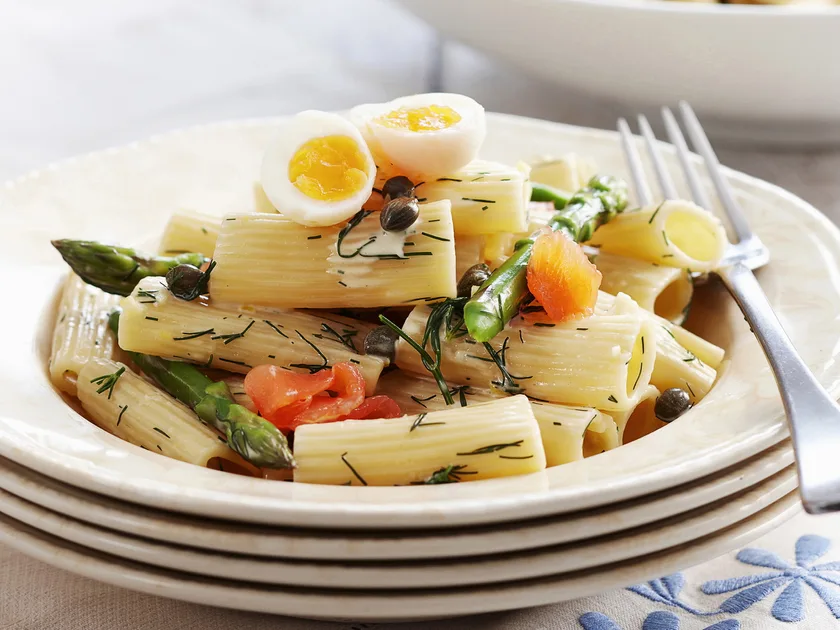 Rigatoni with smoked salmon, asparagus and dill
