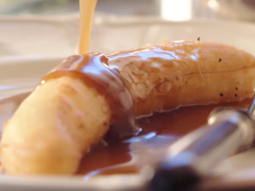 Baked bananas with butterscotch sauce
