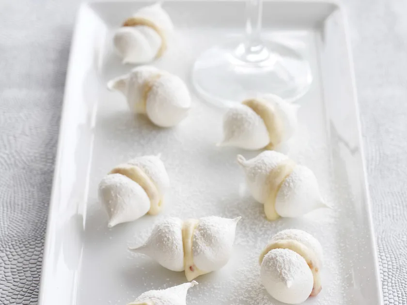 Meringue kisses with raspberry cream