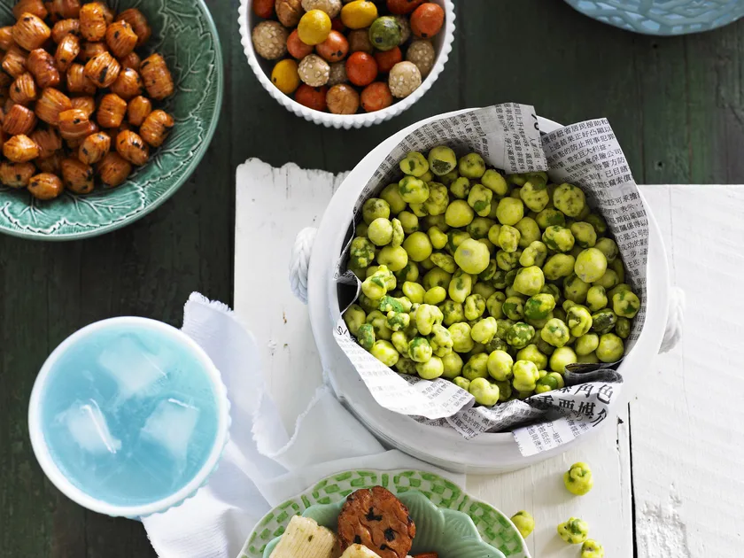 Flavoured rice crackers and mixed nuts