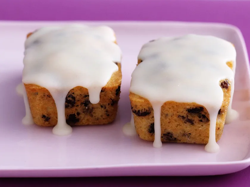 Mini sultana loaves