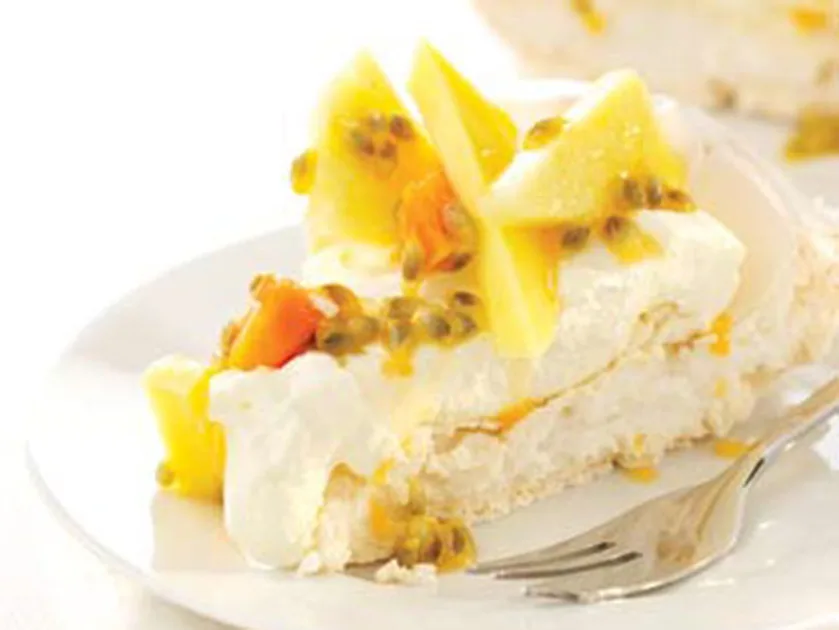 Pavlova with exotic fruits