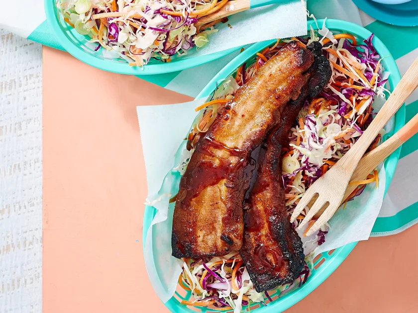 Barbecue-style pork rashers with slaw