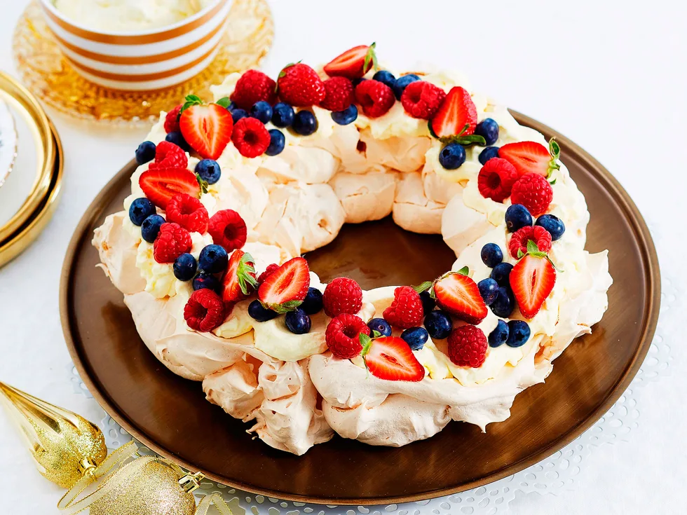 Pavlova wreath with mascarpone cream