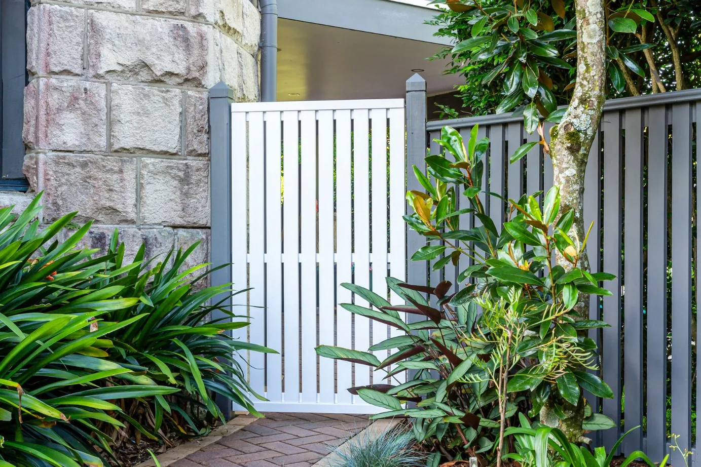 How to build a timber gate with a prefabricated metal frame | Better ...