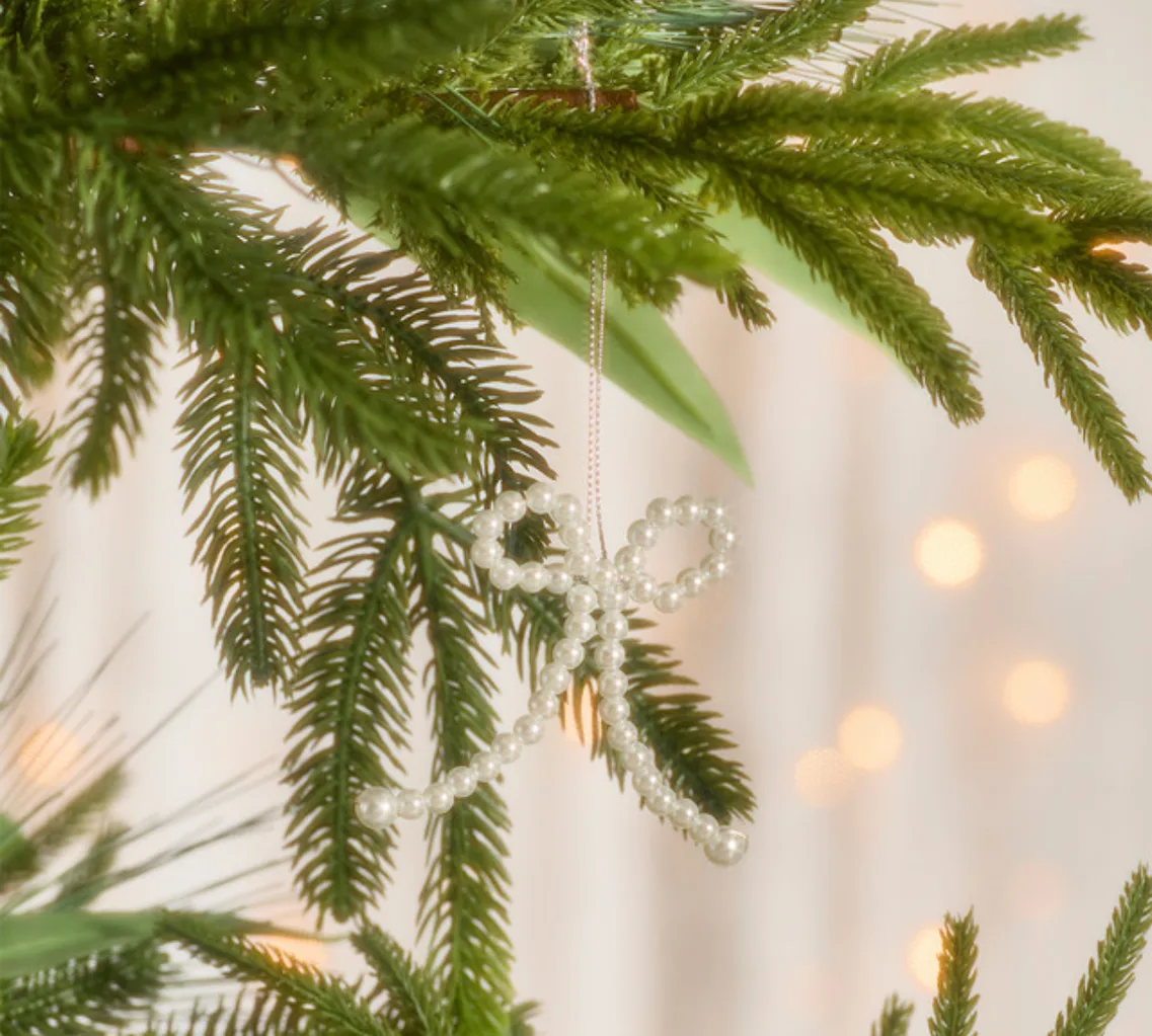 Christmas tree bows: how to decorate with bows - Better Homes & Gardens ...