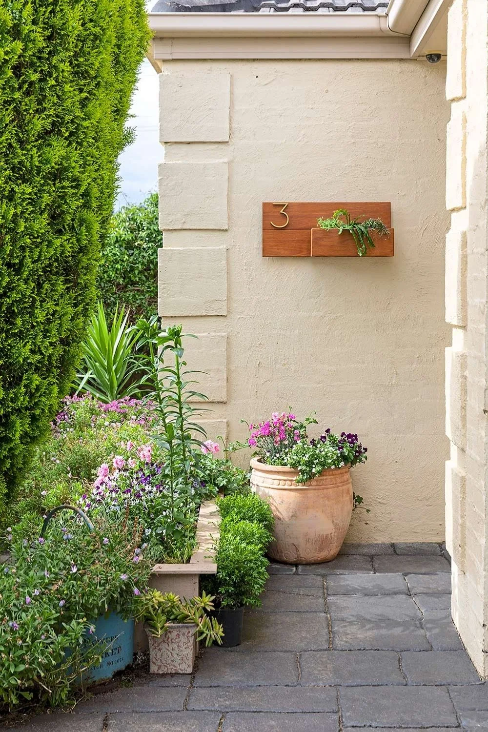 Simple front garden ideas Australia: 9 ideas to try