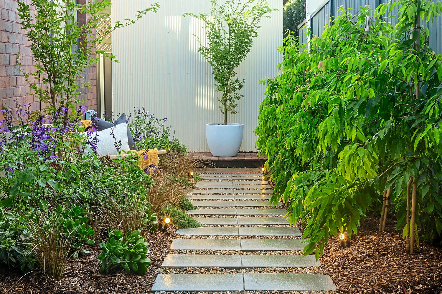 Side of House Garden Ideas for Narrow Spaces
