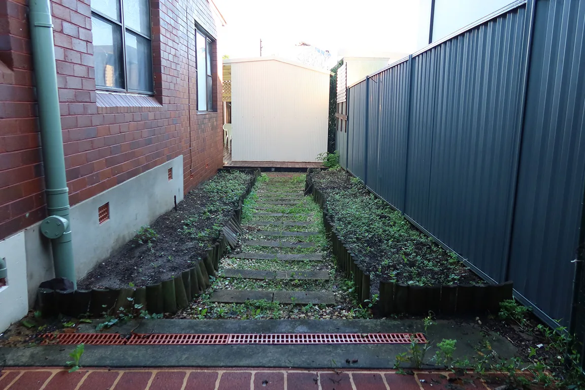 Side of House Garden Ideas for Narrow Spaces