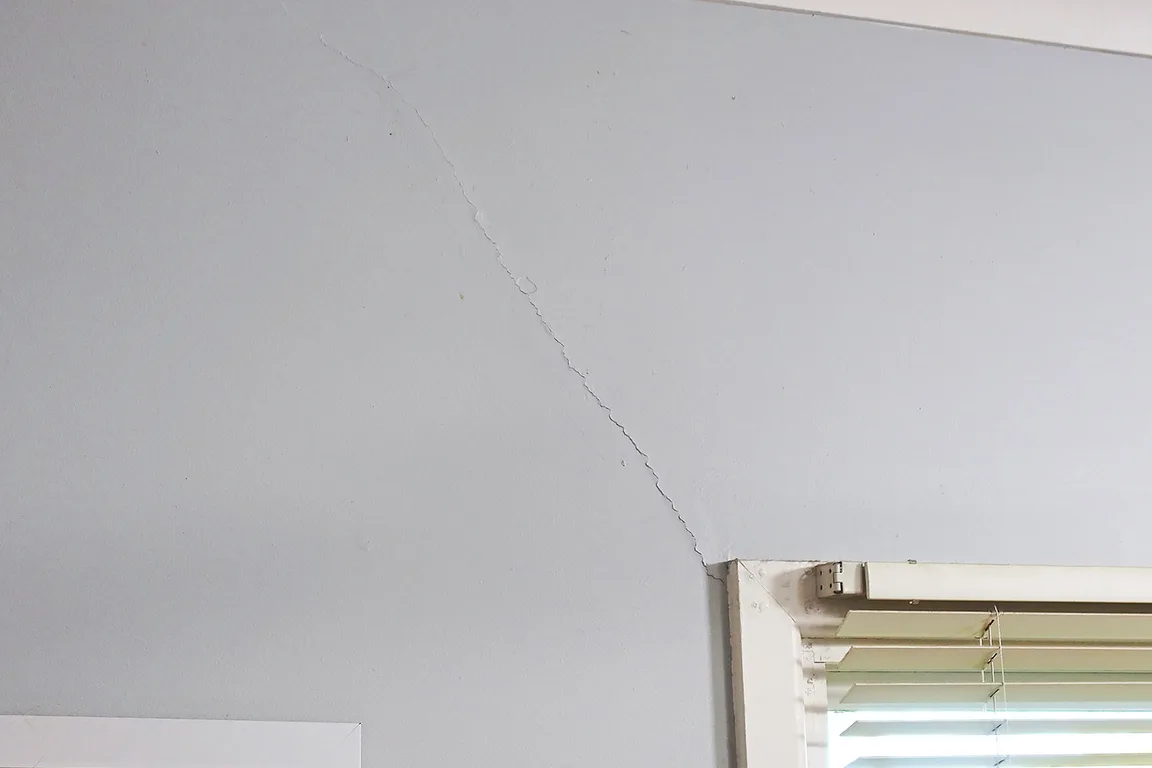 How to fix wall cracks: Step-by-step guide to repairing a crack in the ...
