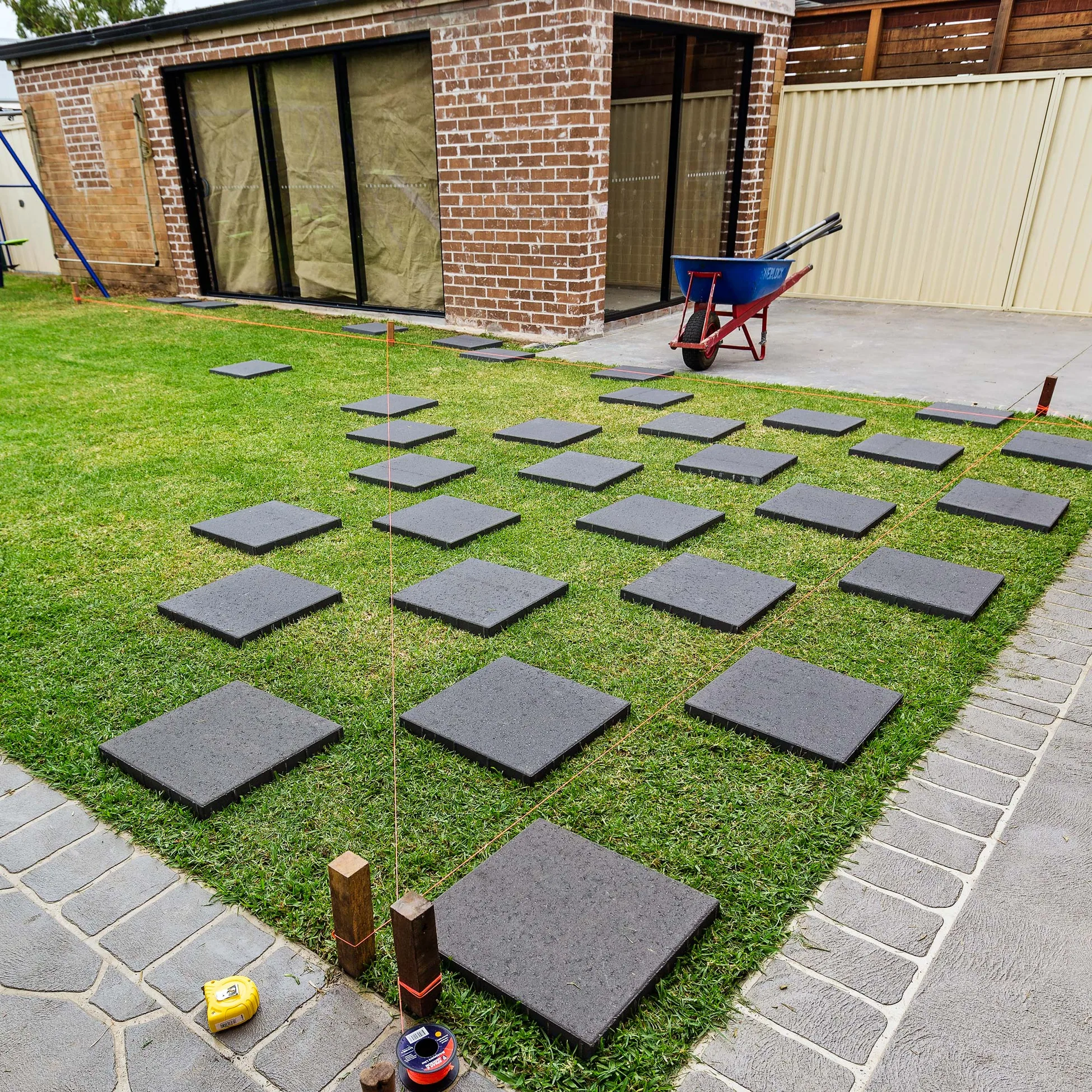 Patchwork paving: Checkerboard your backyard with style