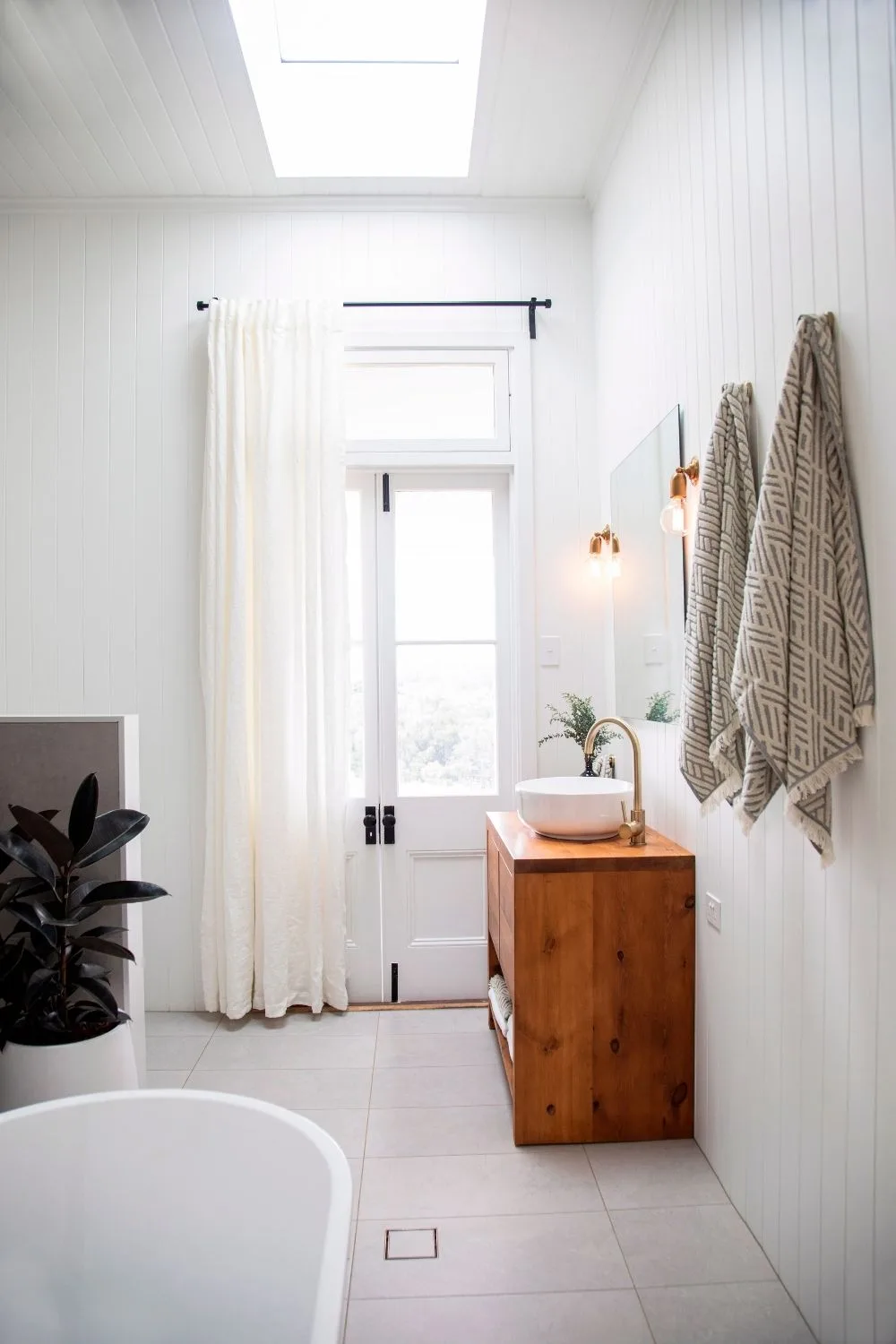 Bathroom layout guidelines and requirements | Better Homes & Gardens ...