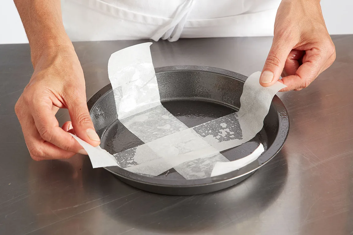 How to line a round pie tin with baking paper Recipe - Better Homes ...