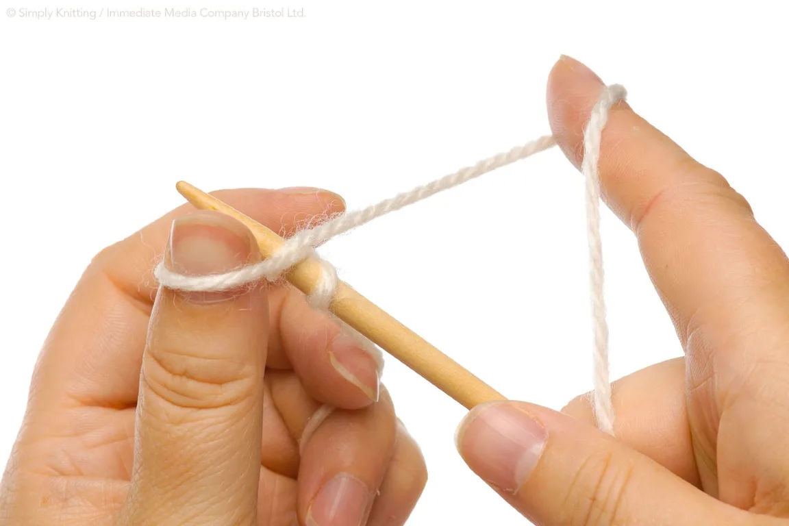 How to cast on knitting using the thumb cast-on method