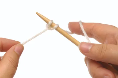 How to cast on knitting using the thumb cast-on method