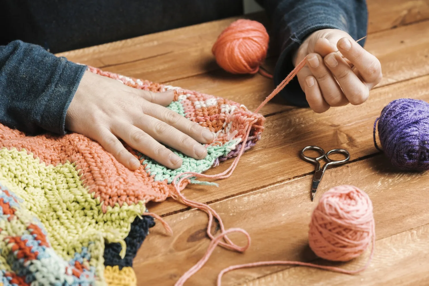 Mattress stitch: how to join knitted pieces together