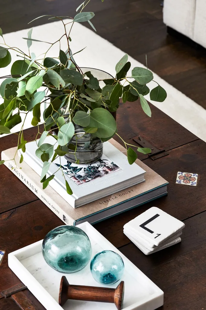 How to decorate your coffee table: 7 gorgeous coffee table decor ideas ...