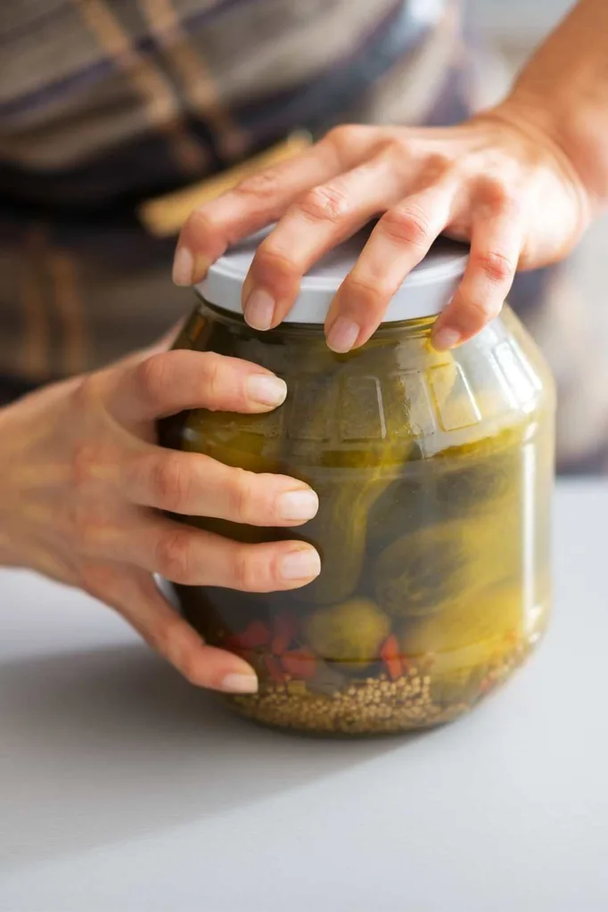 How to open a jar: the easiest hack to try