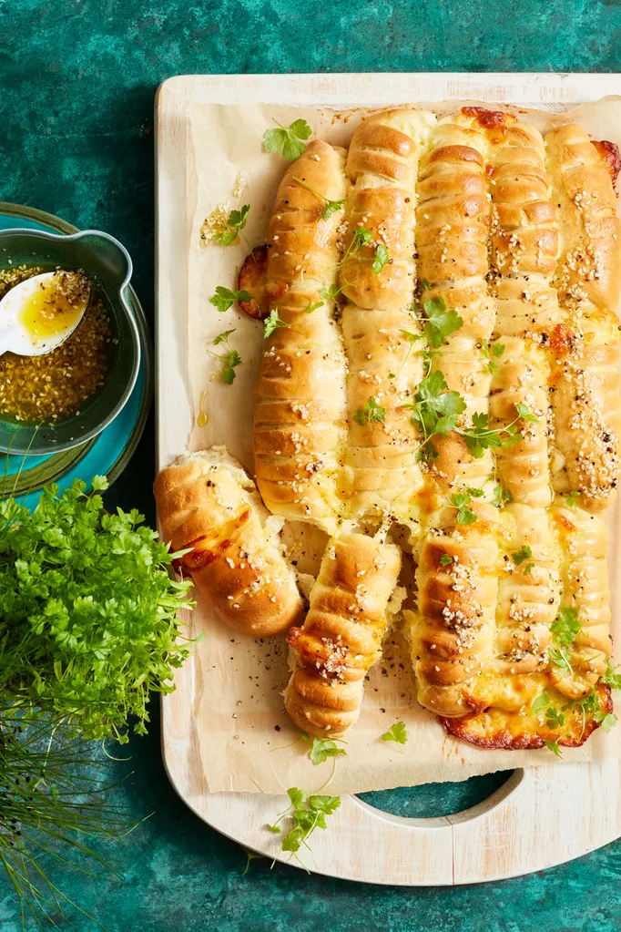 Pull-apart Mozzarella bread with garlic butter - Better Homes & Gardens ...