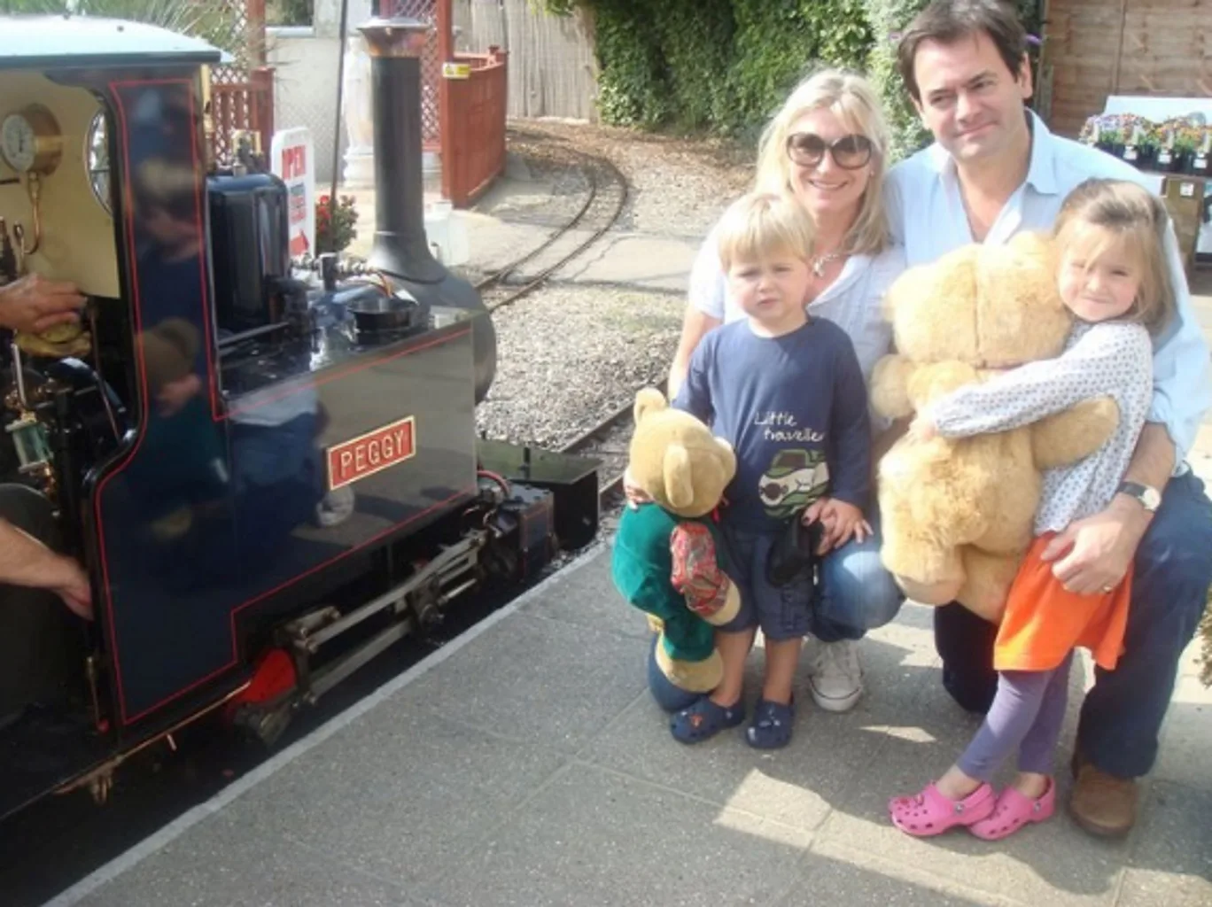 Queen mourns the death of Louis Sword following car crash | that's life!