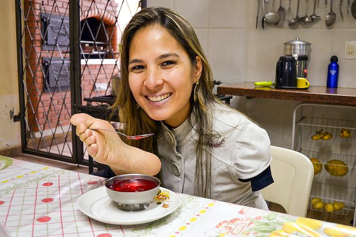 Woman born without arms reveals how she manages by just using her feet ...