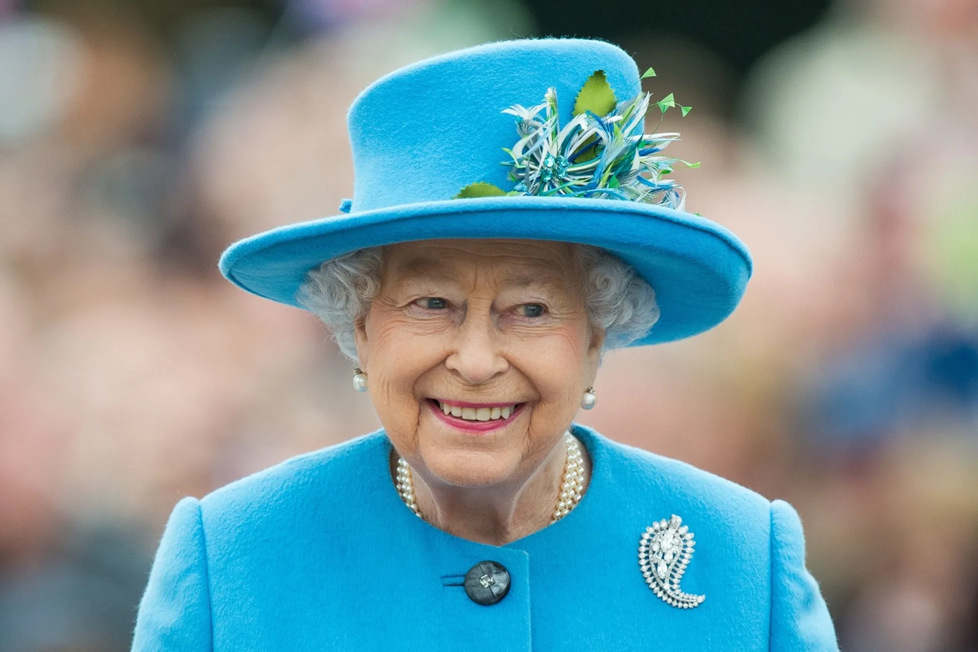 Queen Elizabeth posts on Instagram first time ever royal family social ...
