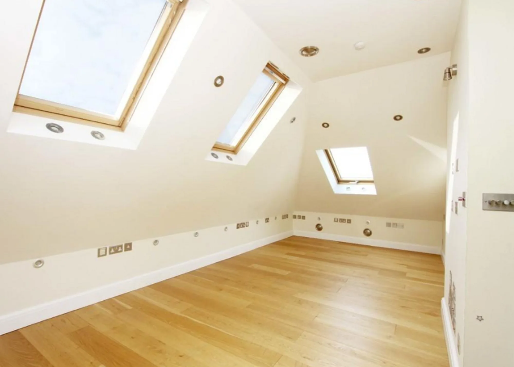 House goes viral for having hundreds of plug sockets | that's life!