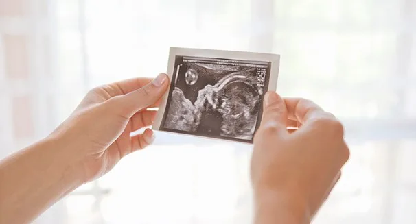 Parents astonished to see baby's cool hand gesture in the womb | that's ...