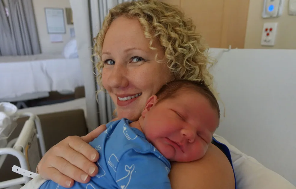 Mum delivers massive 6 KILO baby on living room floor | that's life!