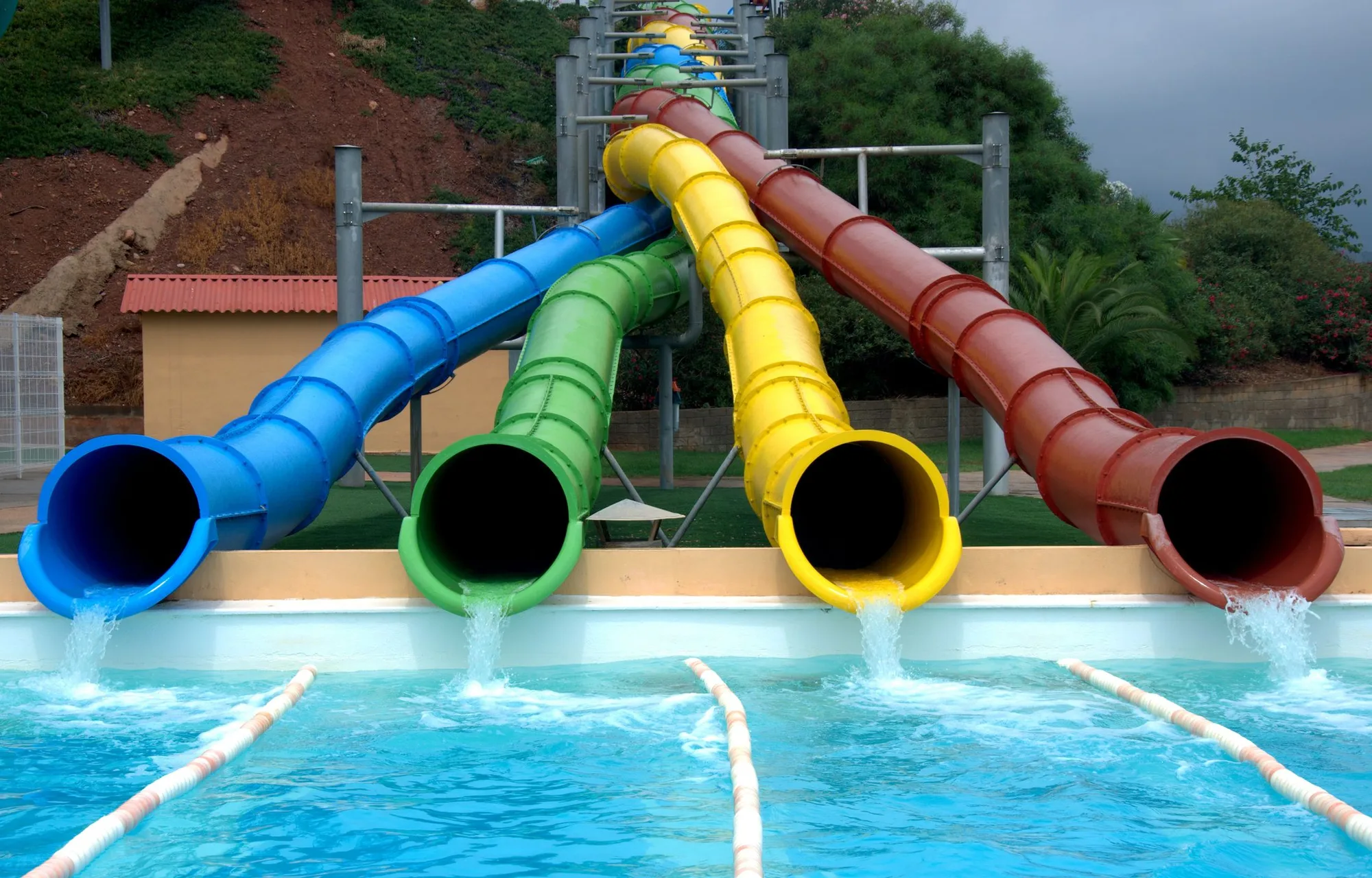 Man's performs incredible water slide stunt in viral video | that's life!
