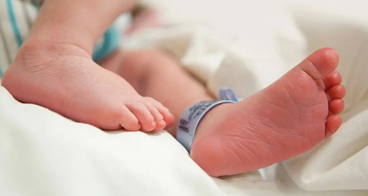 Dramatic CCTV footage shows expectant mother giving birth in elevator ...