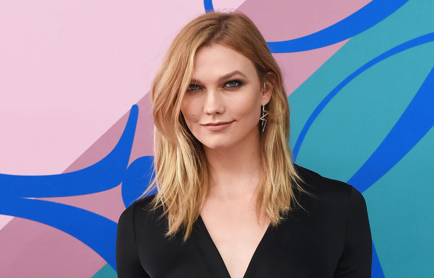 Karlie Kloss debuts lighter locks in Paris | WHO
