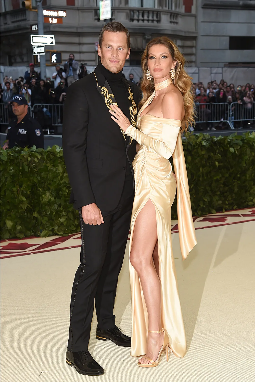 Alix Earle and Tom Brady get cosy