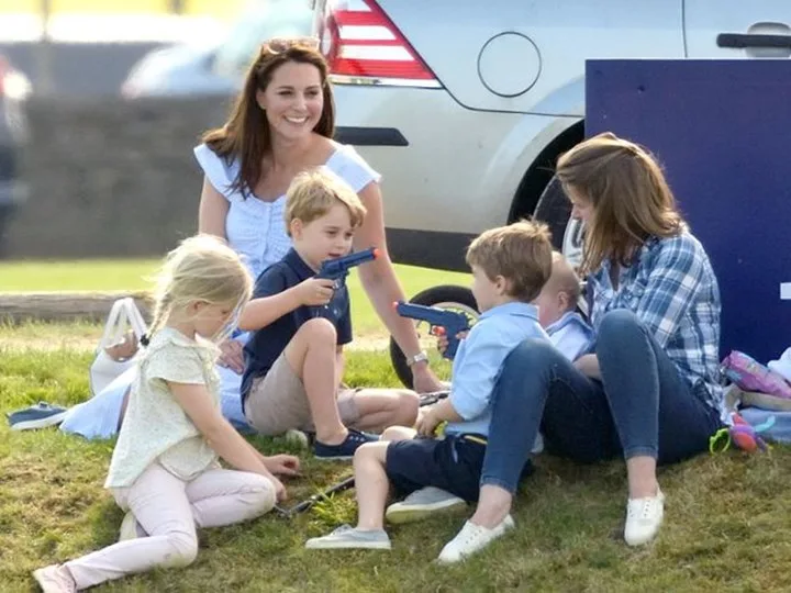 Prince George playing with a toy gun has shocked royal fans | WHO