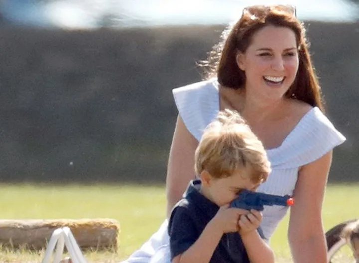 Prince George playing with a toy gun has shocked royal fans | WHO