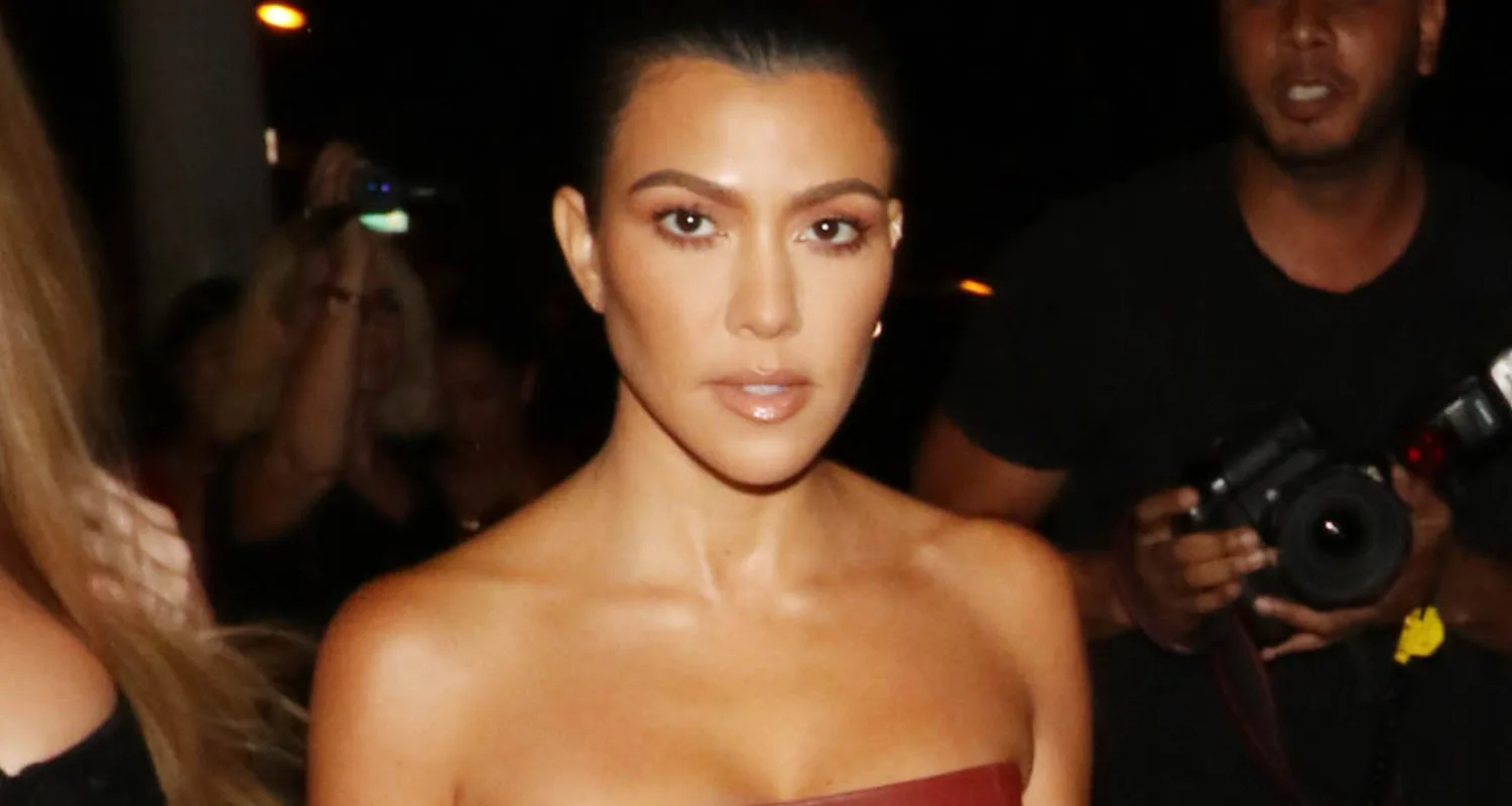Kourtney Kardashian poses completely topless | WHO Kourtney Kardashian poses completely topless | WHO