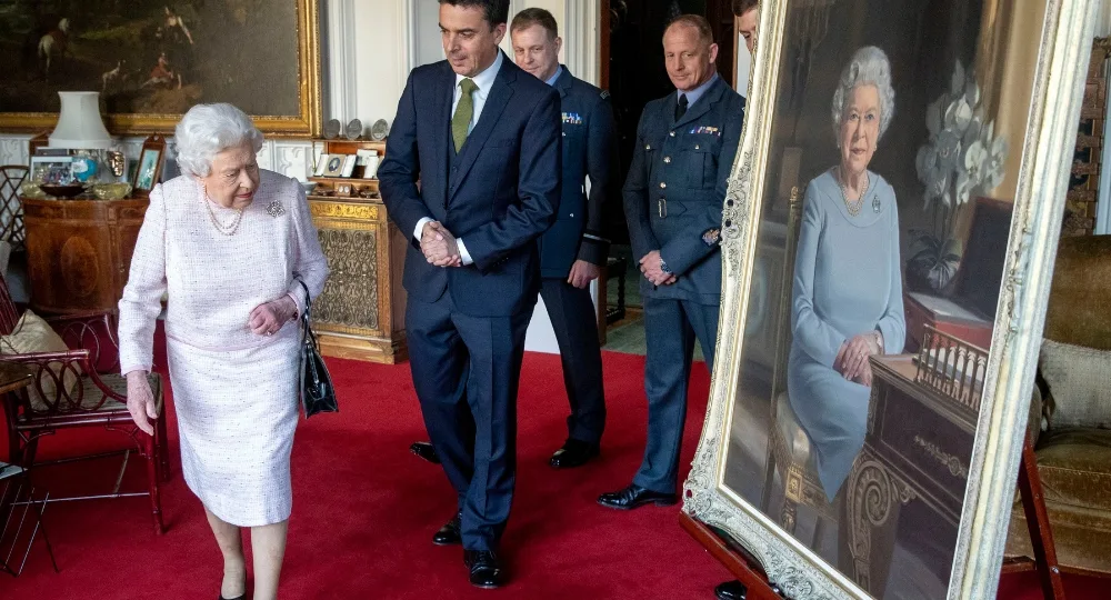The Queen approves of new royal portrait | WHO