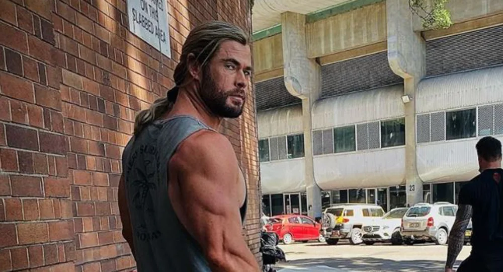 Chris Hemsworth's muscles have fans talking - and it's not exactly ...