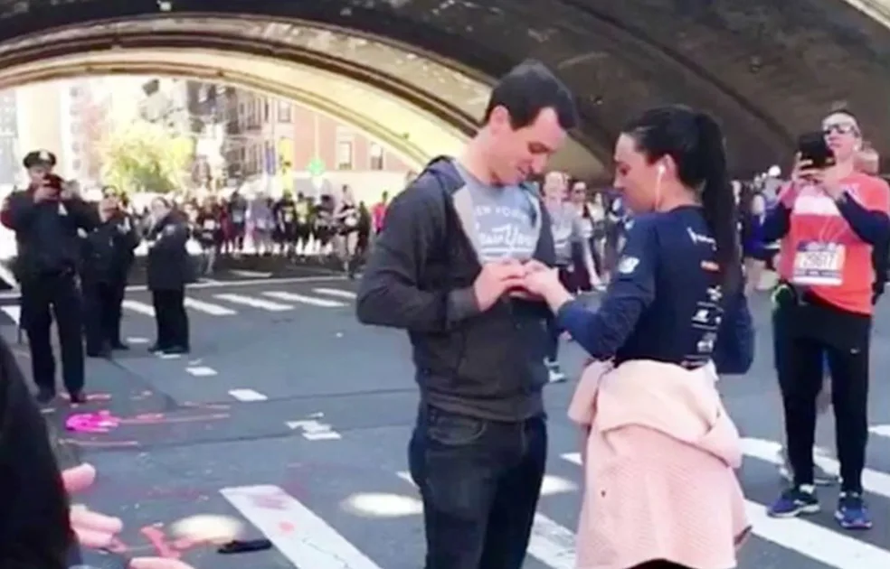 Guy proposes to girlfriend during marathon viral