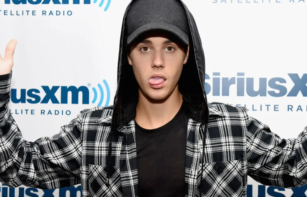 Justin Bieber Mispronounced The Lyrics And People Are Angry AF | Girlfriend