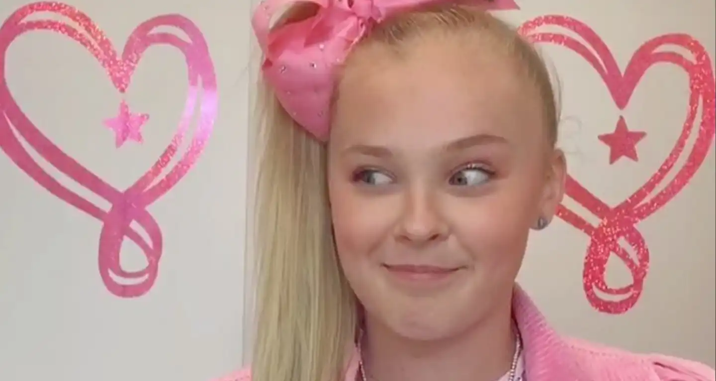 Jojo Siwa just dyed her hair brown and looks like her badass evil twin ...